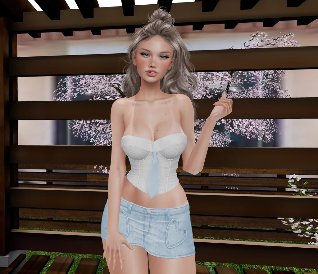 NaughtyKira (@naughtykira.resident)